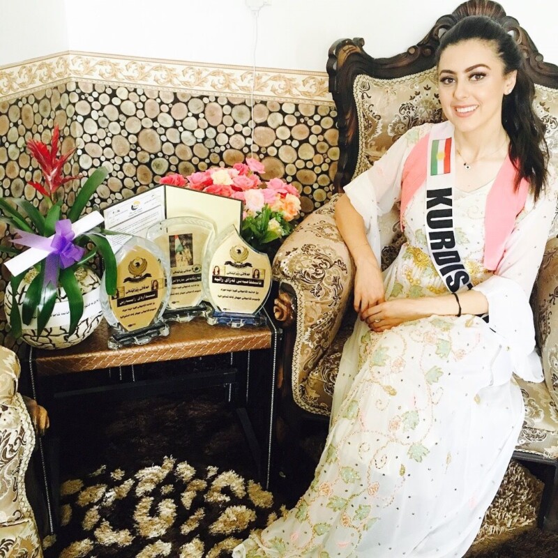 Skønhedsdronning uddeler forsyninger til 2 mio. dollars – Jiyan.dk